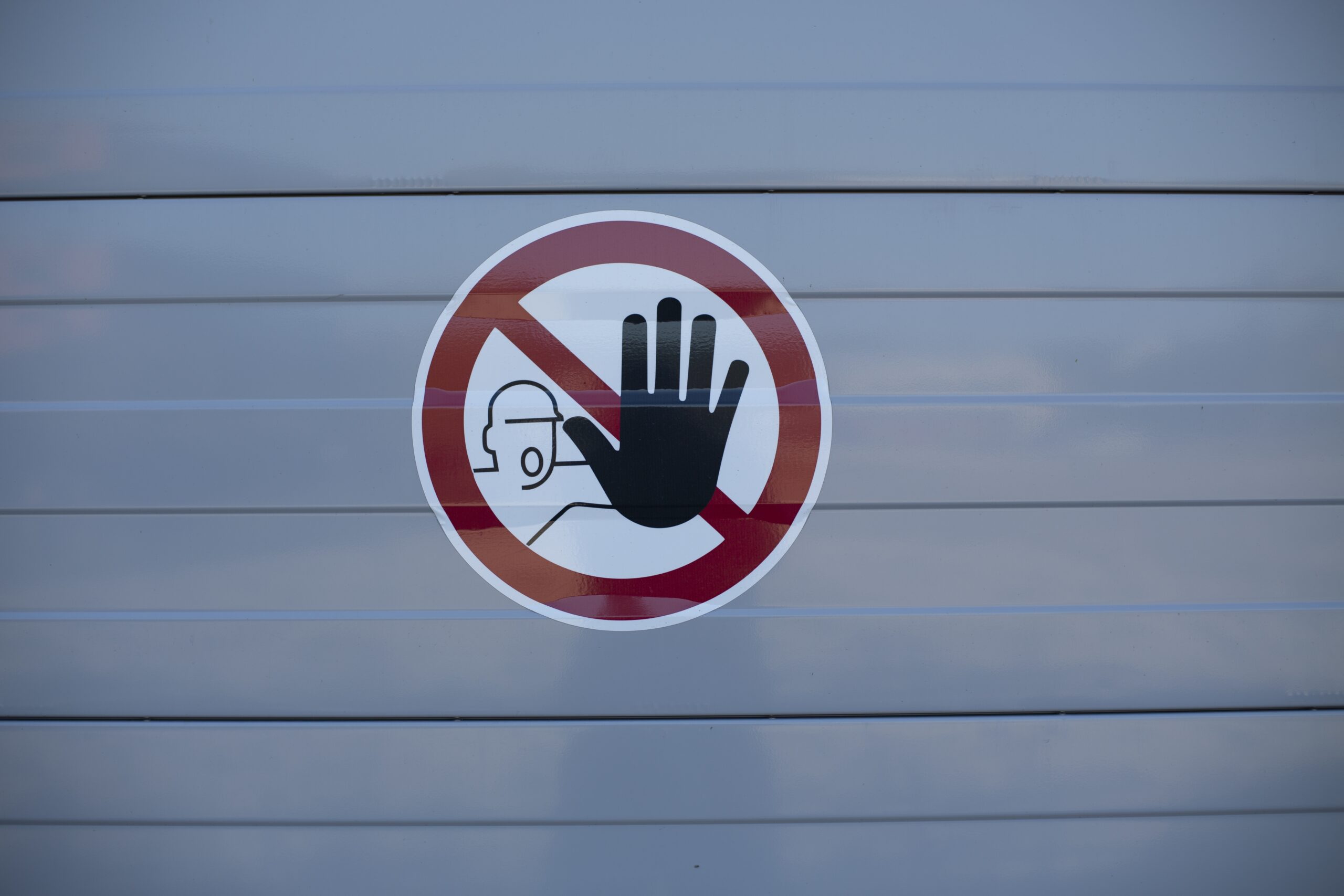 Señales de prohibición en el trabajo: ¿Por qué son clave?